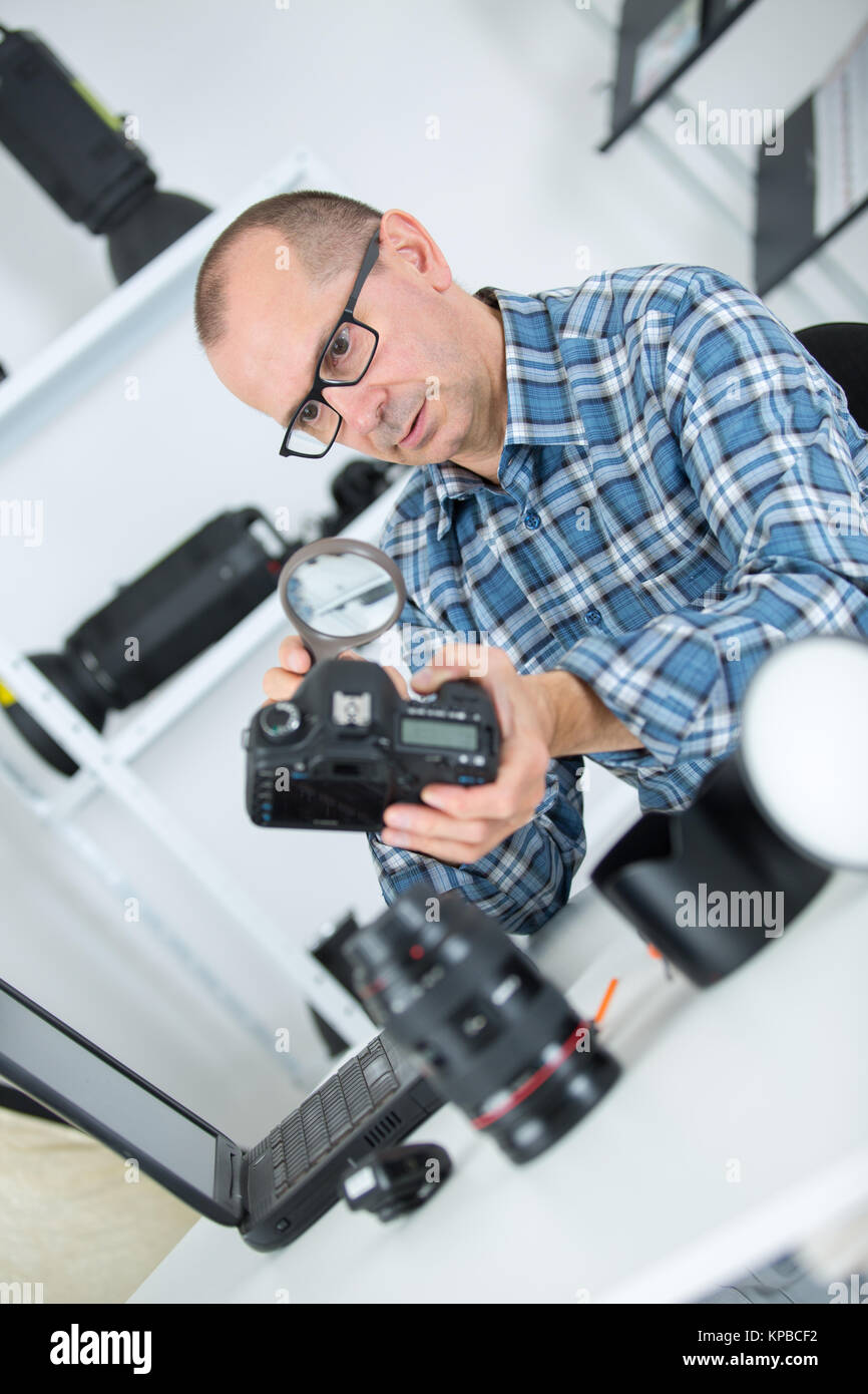 man fixing a camera Stock Photo - Alamy