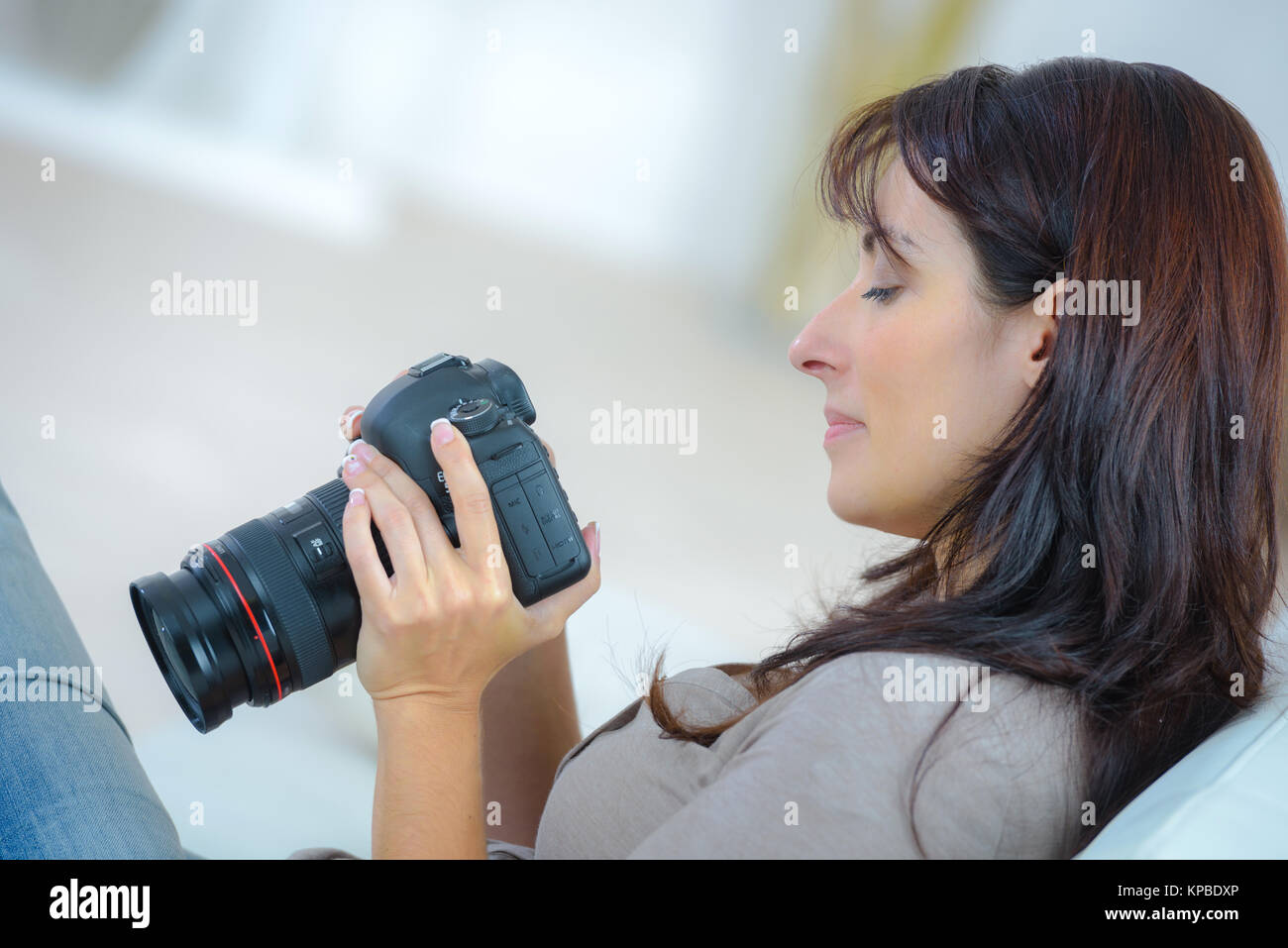 woman looking through the photos on the camera Stock Photo - Alamy