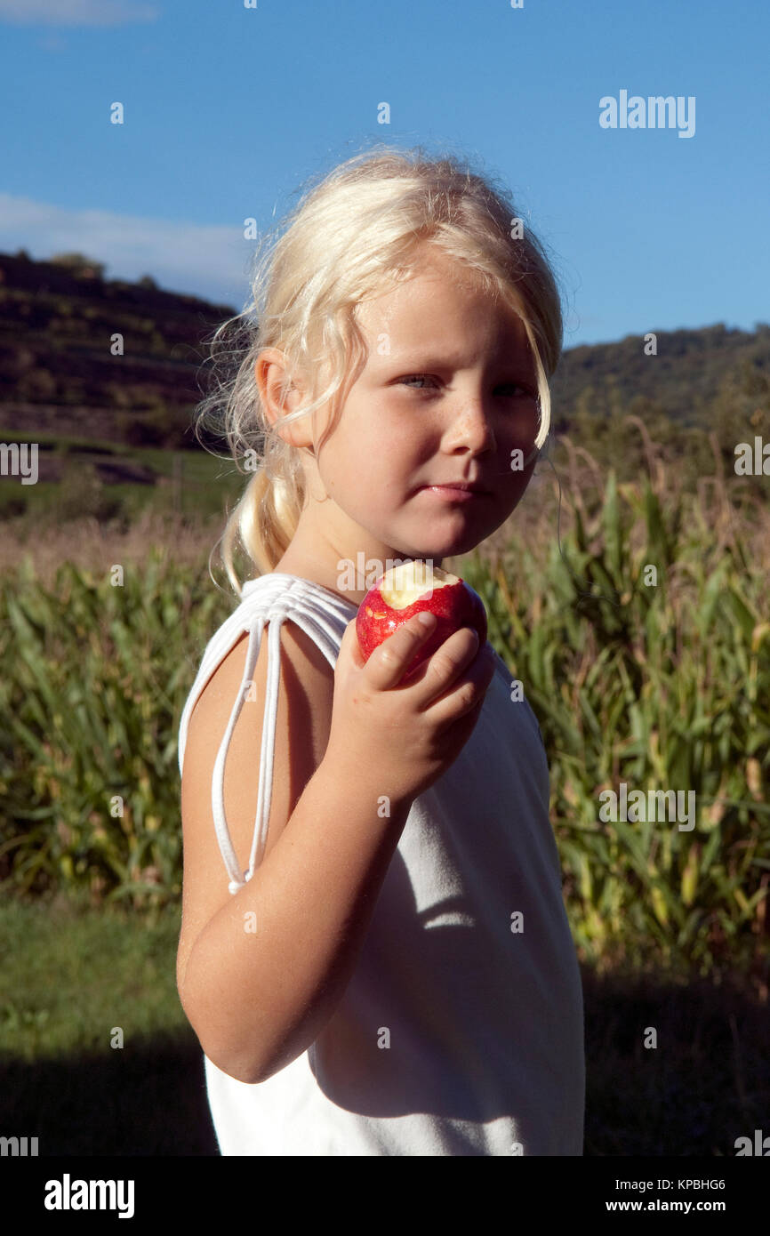 Apfelessen hi-res stock photography and images - Alamy