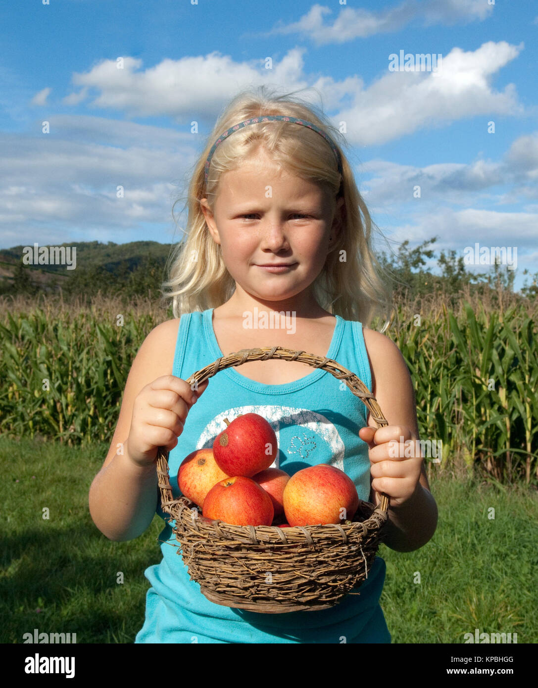 Maedchen apfel hi-res stock photography and images - Alamy