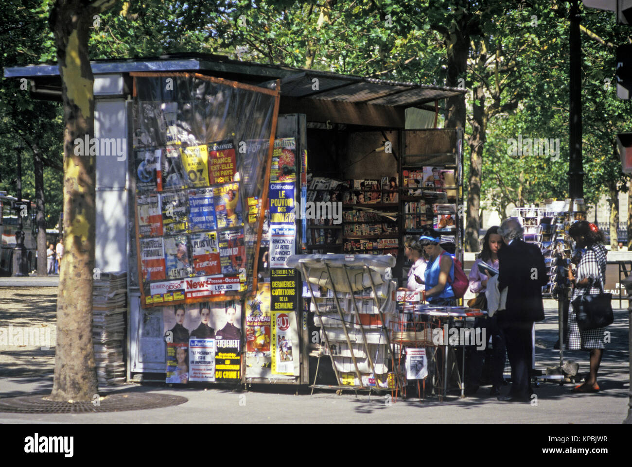 News stand france hi-res stock photography and images - Alamy