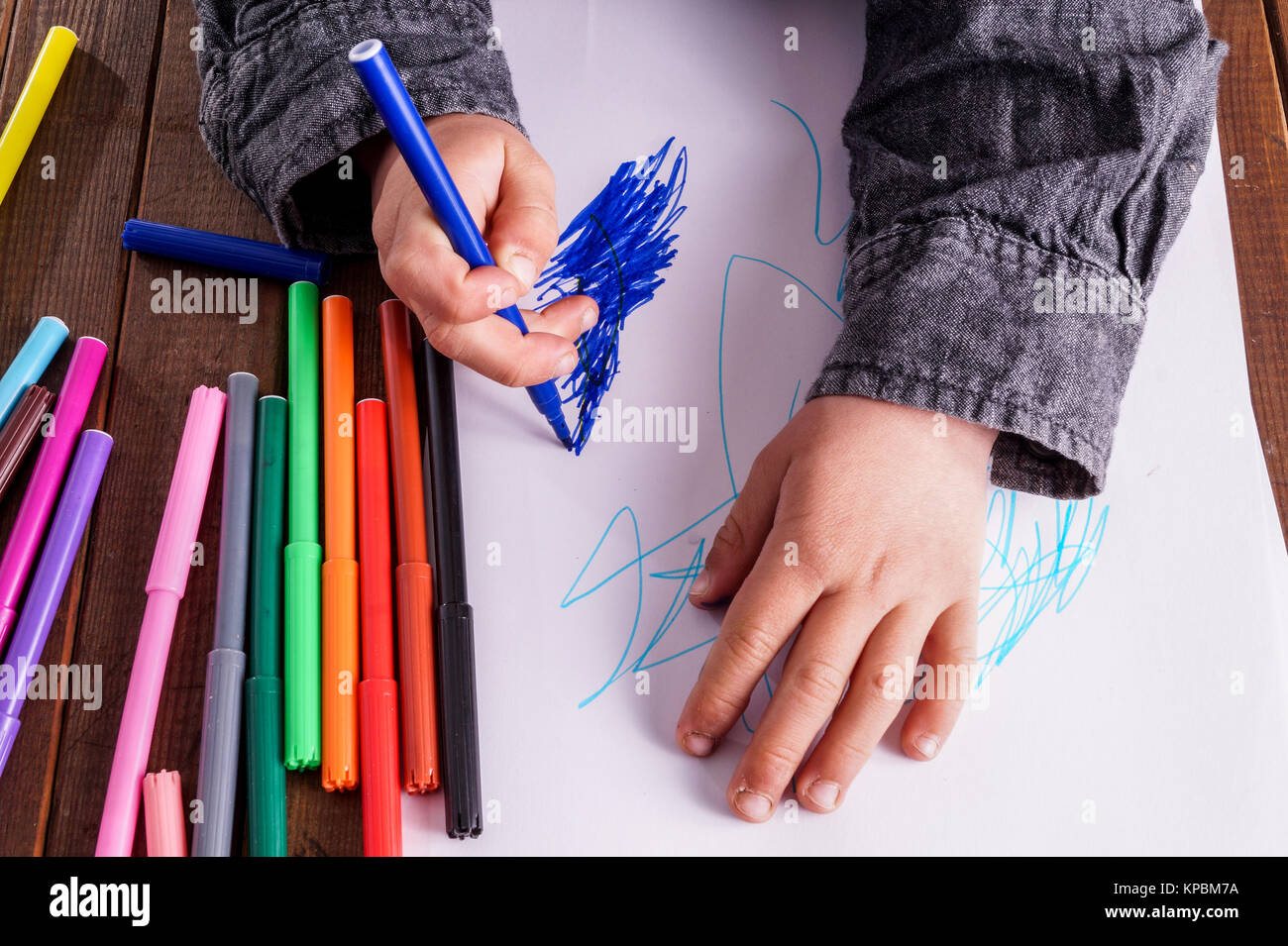 Little boy draws a drawing Stock Photo - Alamy