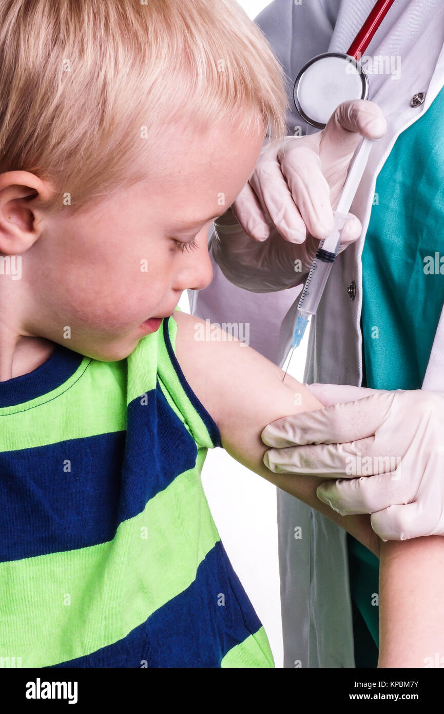 little boy is given an injection by the family doctor Stock Photo - Alamy