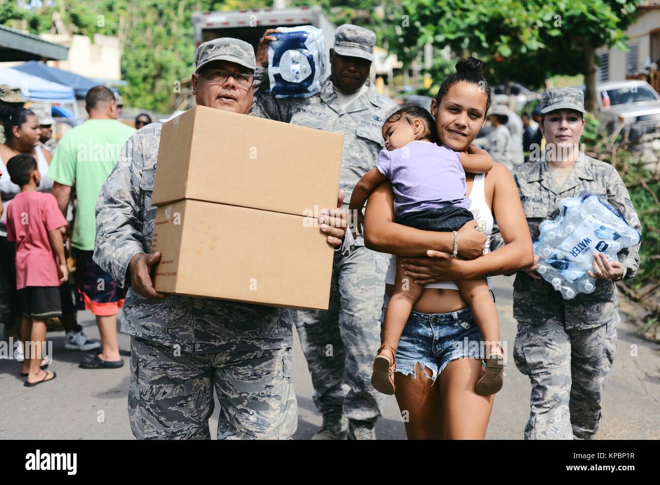 U.S. National Guard soldiers deliver emergency supplies to Puerto Rican ...