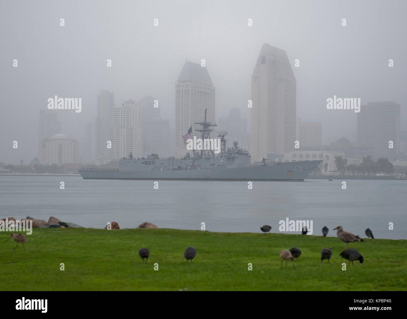 Oliver hazard perry class frigate hi-res stock photography and images ...