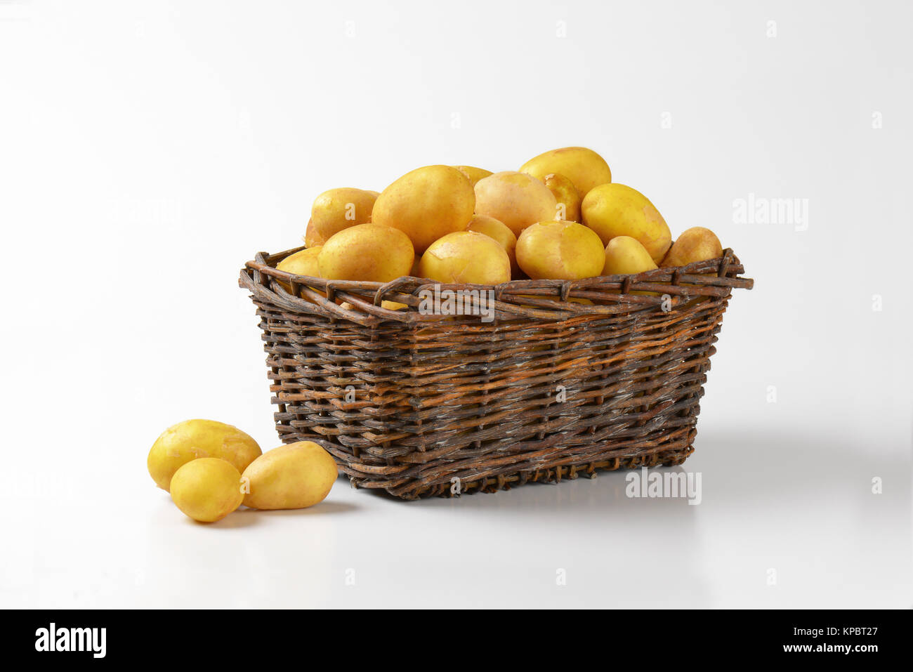 basket of potatoes Stock Photo - Alamy