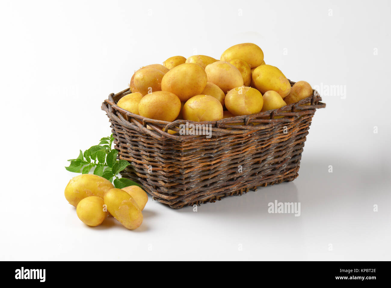 basket of potatoes Stock Photo - Alamy