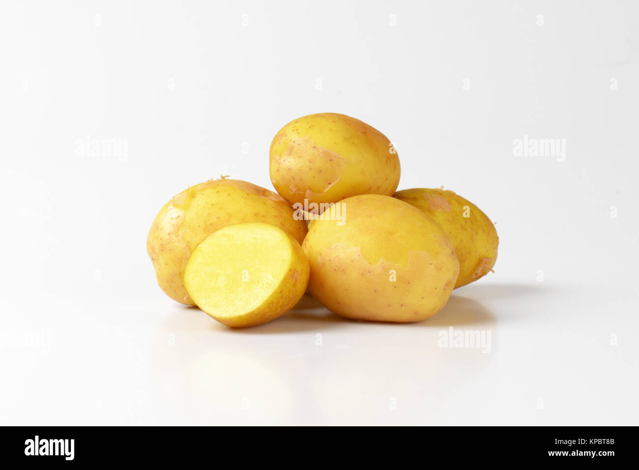 raw unpeeled potatoes Stock Photo - Alamy