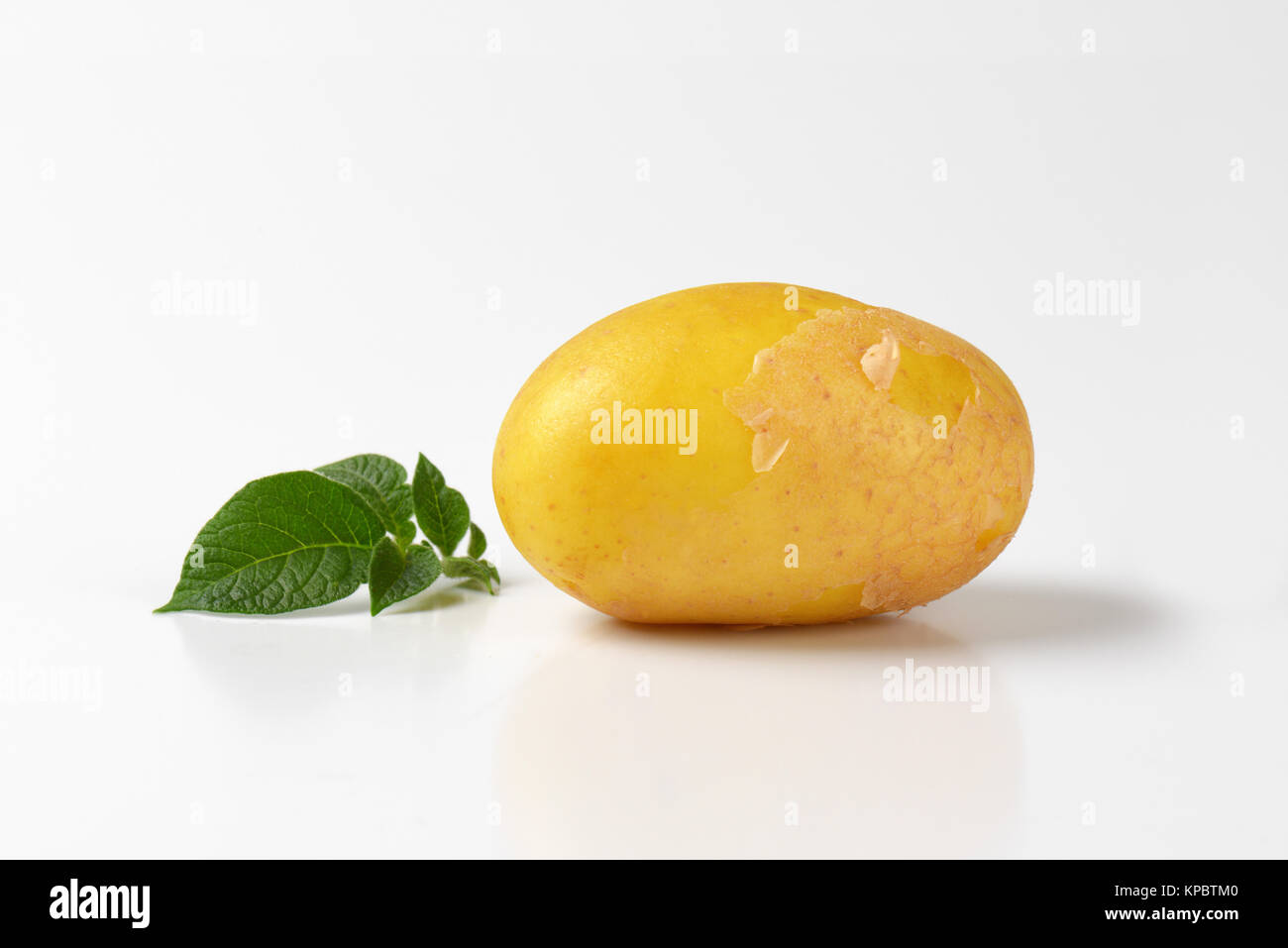 one whole potato Stock Photo - Alamy