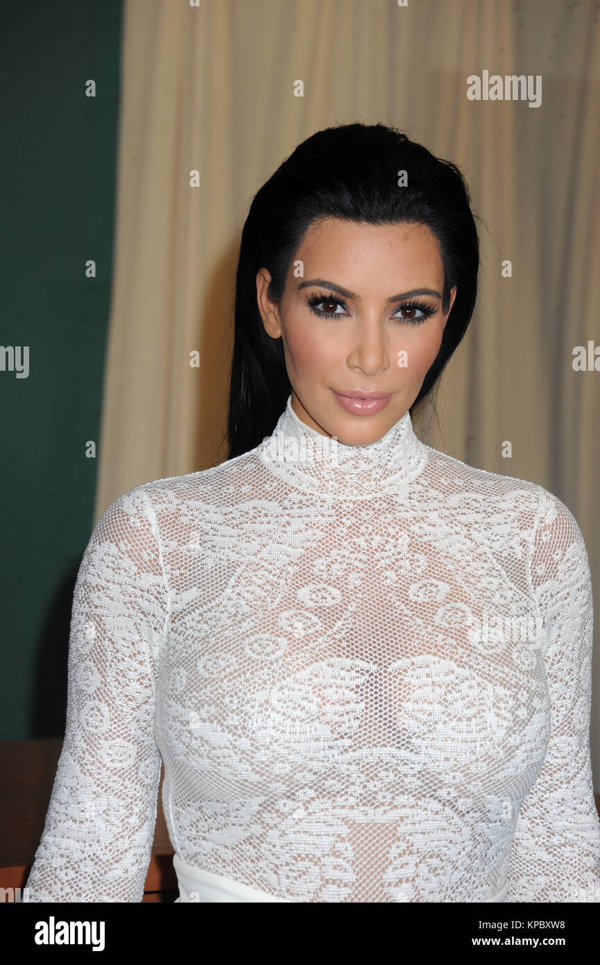 Kim kardashian signs copies of hi-res stock photography and images - Alamy