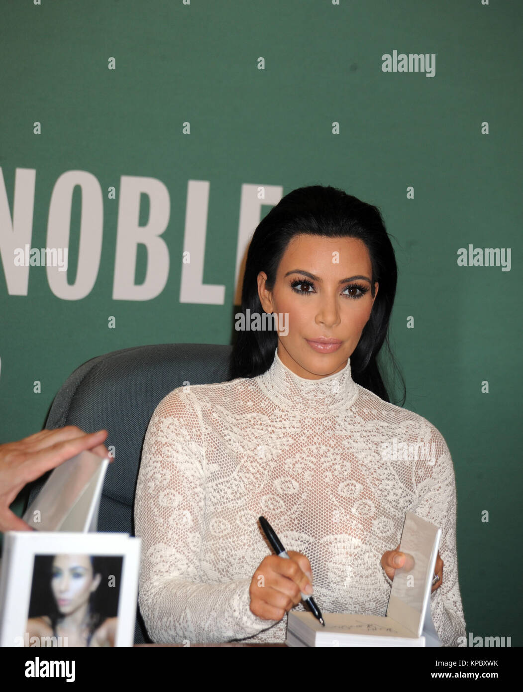 Kim kardashian signs copies hi-res stock photography and images - Alamy