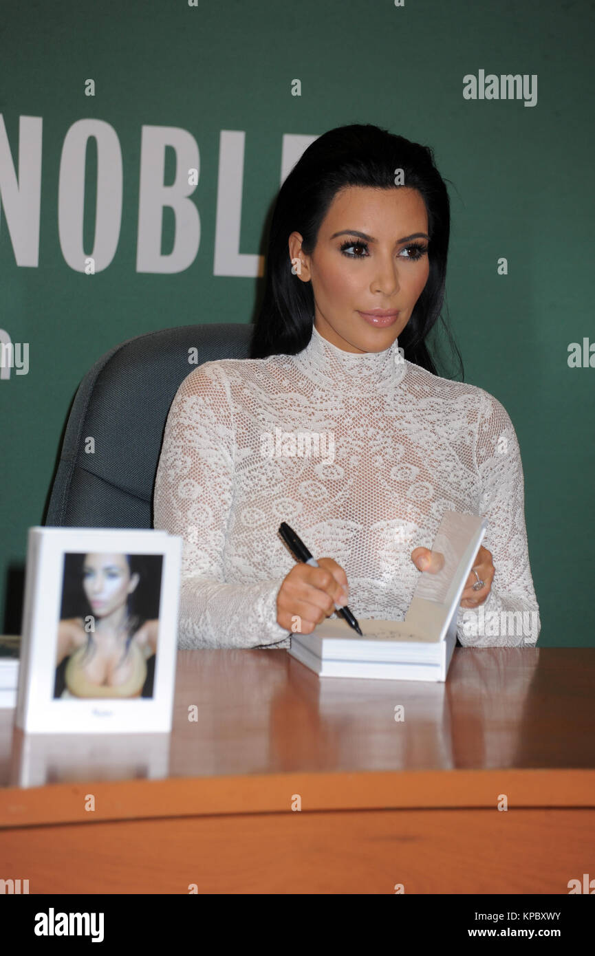 Kim kardashian signs copies hi-res stock photography and images - Alamy