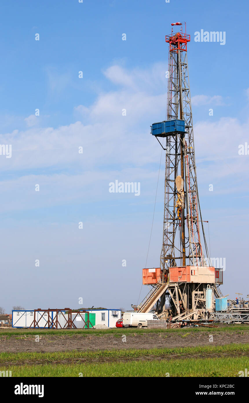 Land oil rig hi-res stock photography and images - Alamy