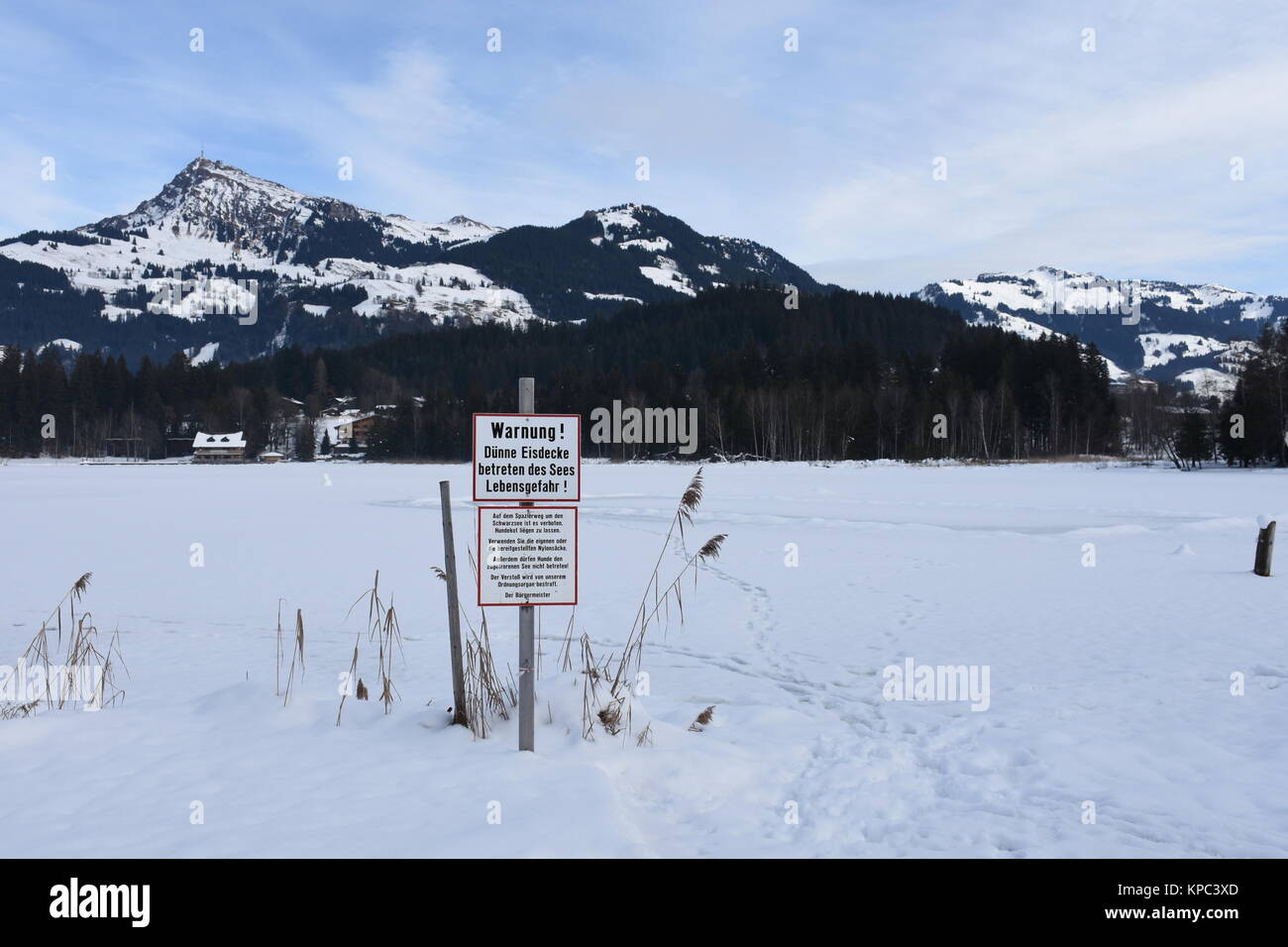 Closed for winter sign hi-res stock photography and images - Alamy