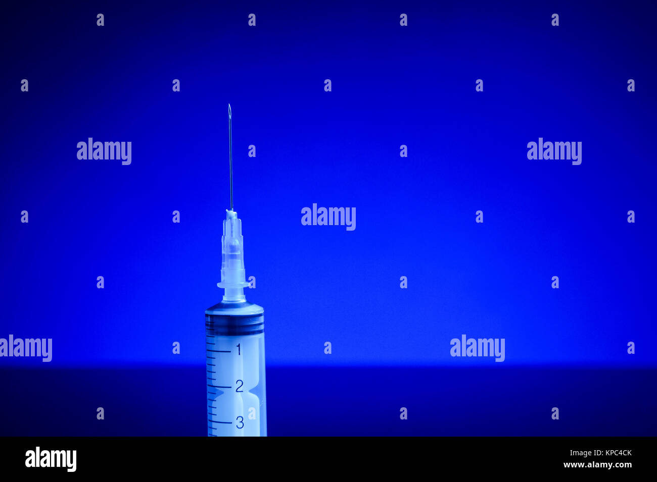 Small hypodermic syringe hi-res stock photography and images - Alamy