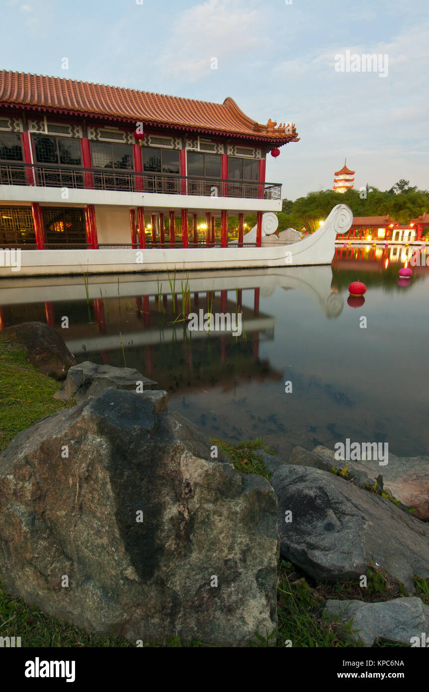Chinese ancient and traditional architecture built around a pond Stock ...