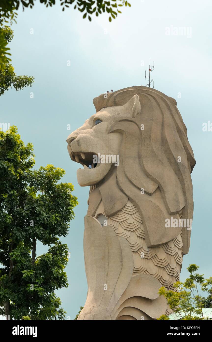 04 Feb 2011: Huge towering stone statue of Merlion, symbol of Singapore ...
