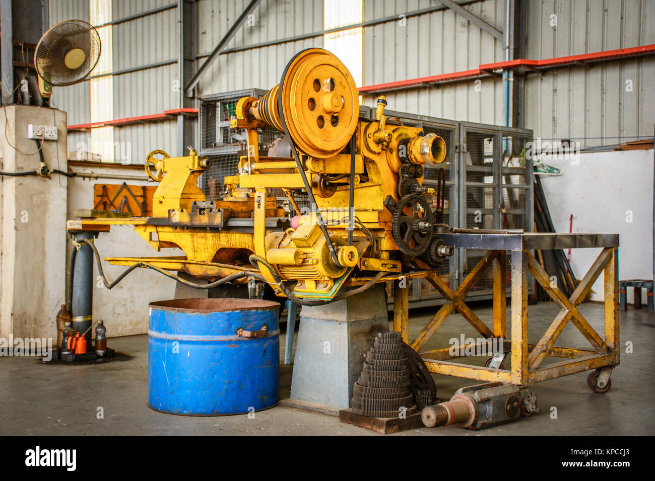 Engine lathe hi-res stock photography and images - Alamy