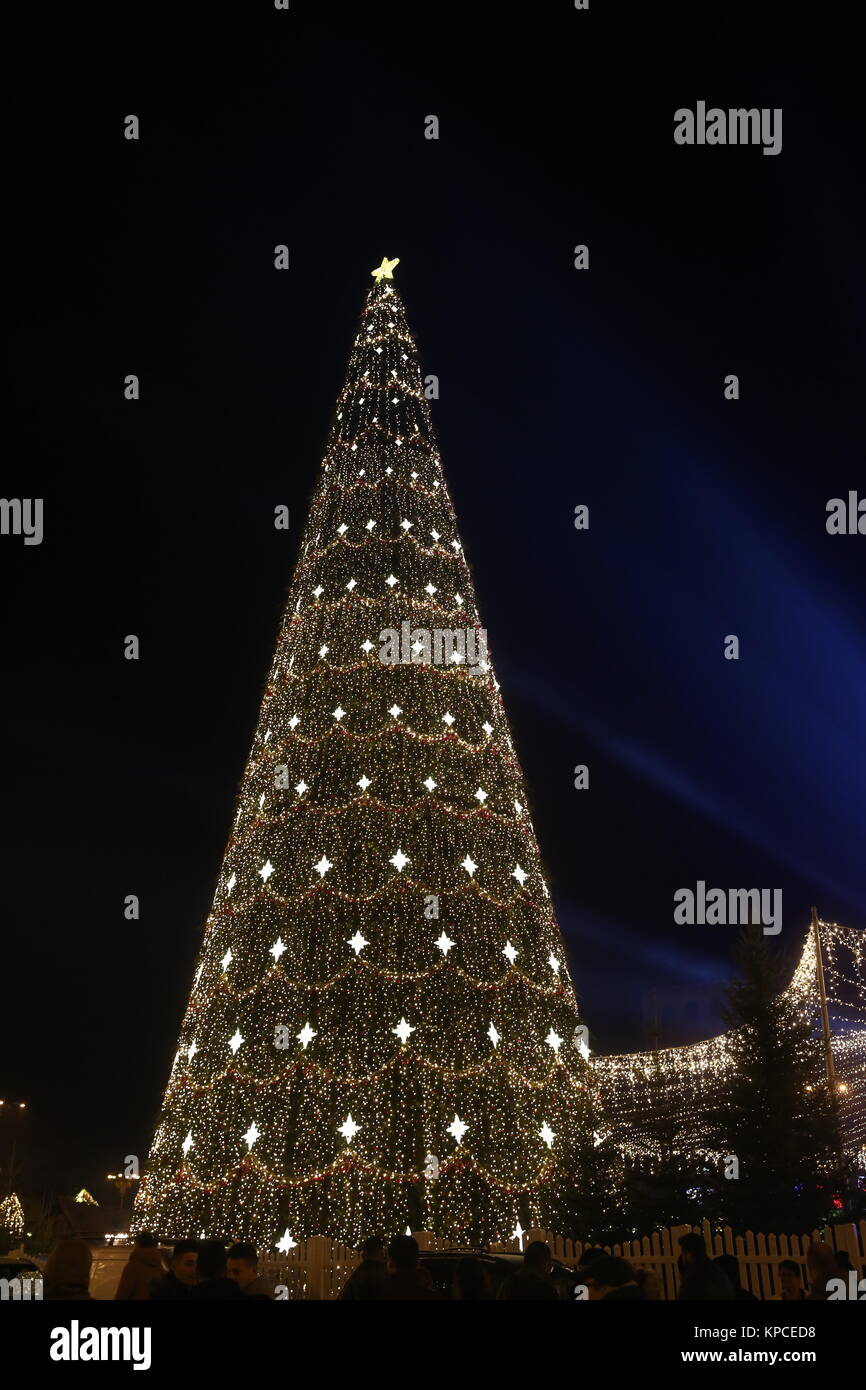 Bucharest christmas market at night hi-res stock photography and images ...