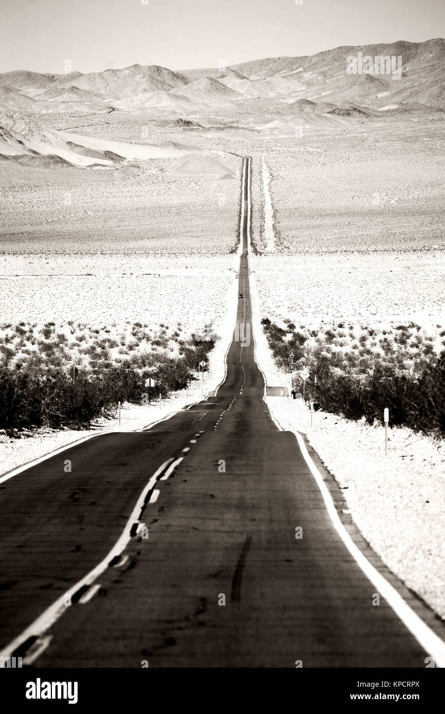 road to death valley junction Stock Photo - Alamy