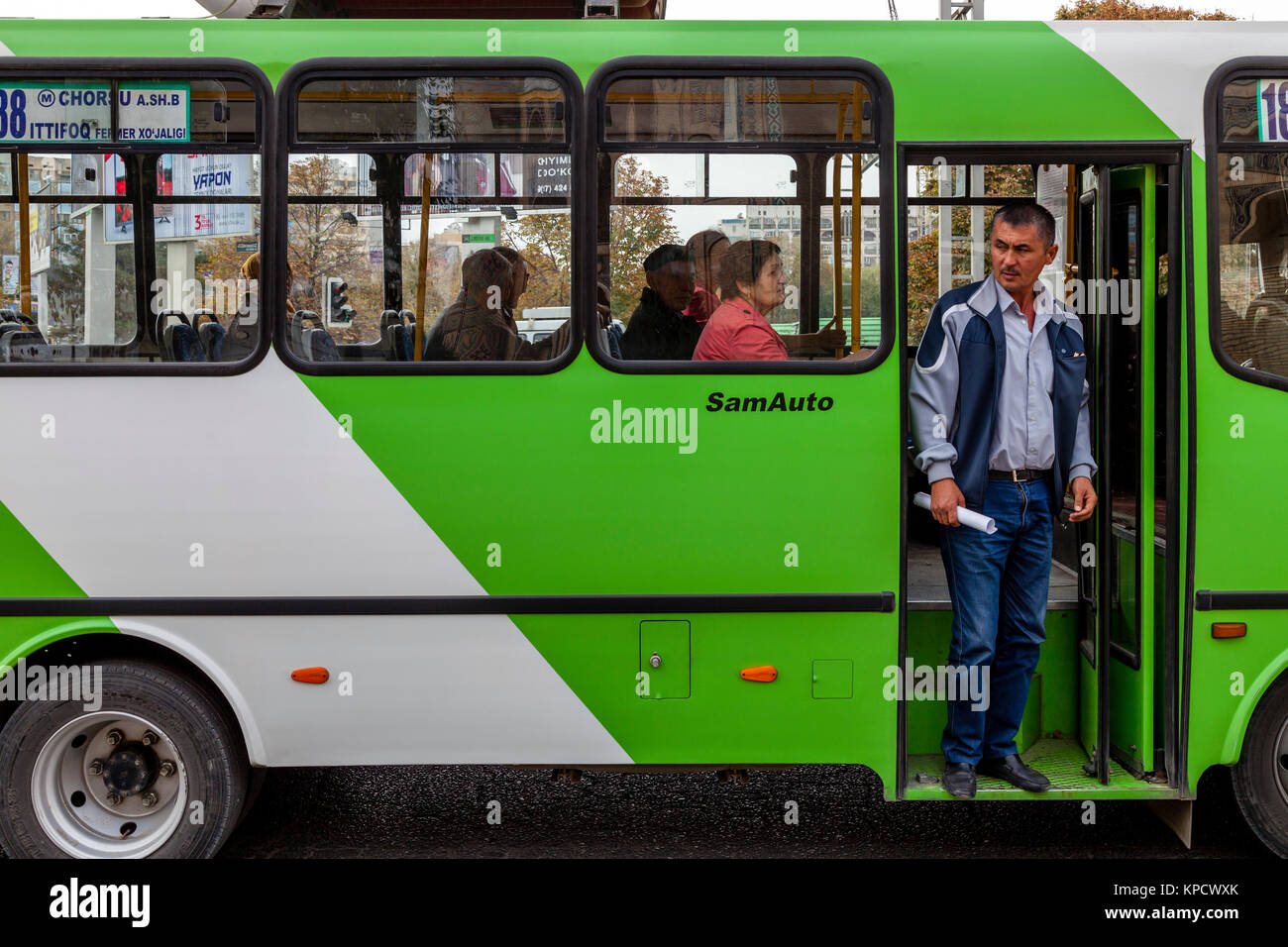 People getting off bus hi-res stock photography and images - Alamy