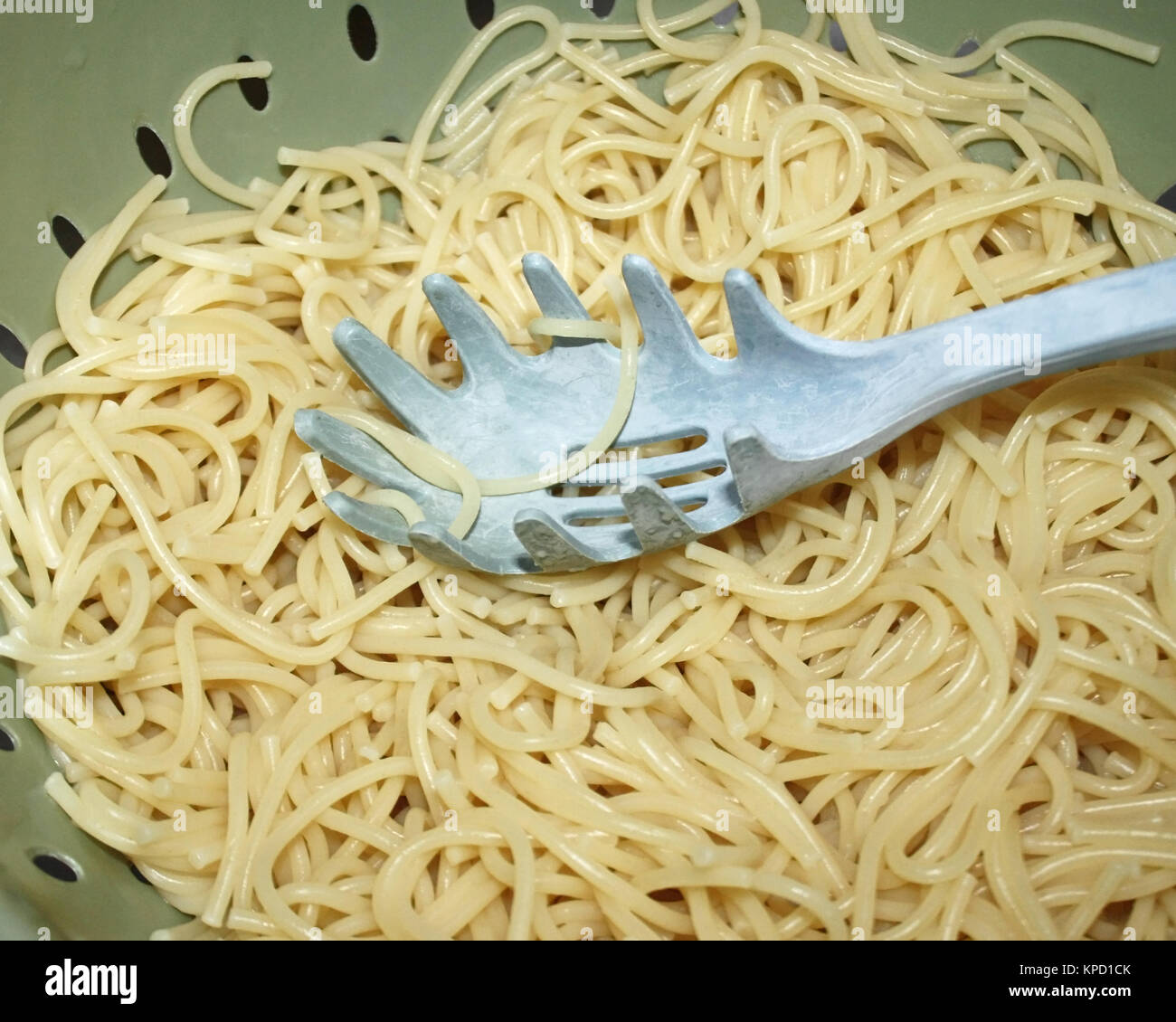Cooked spaghetti noodles in a Colander Stock Photo - Alamy