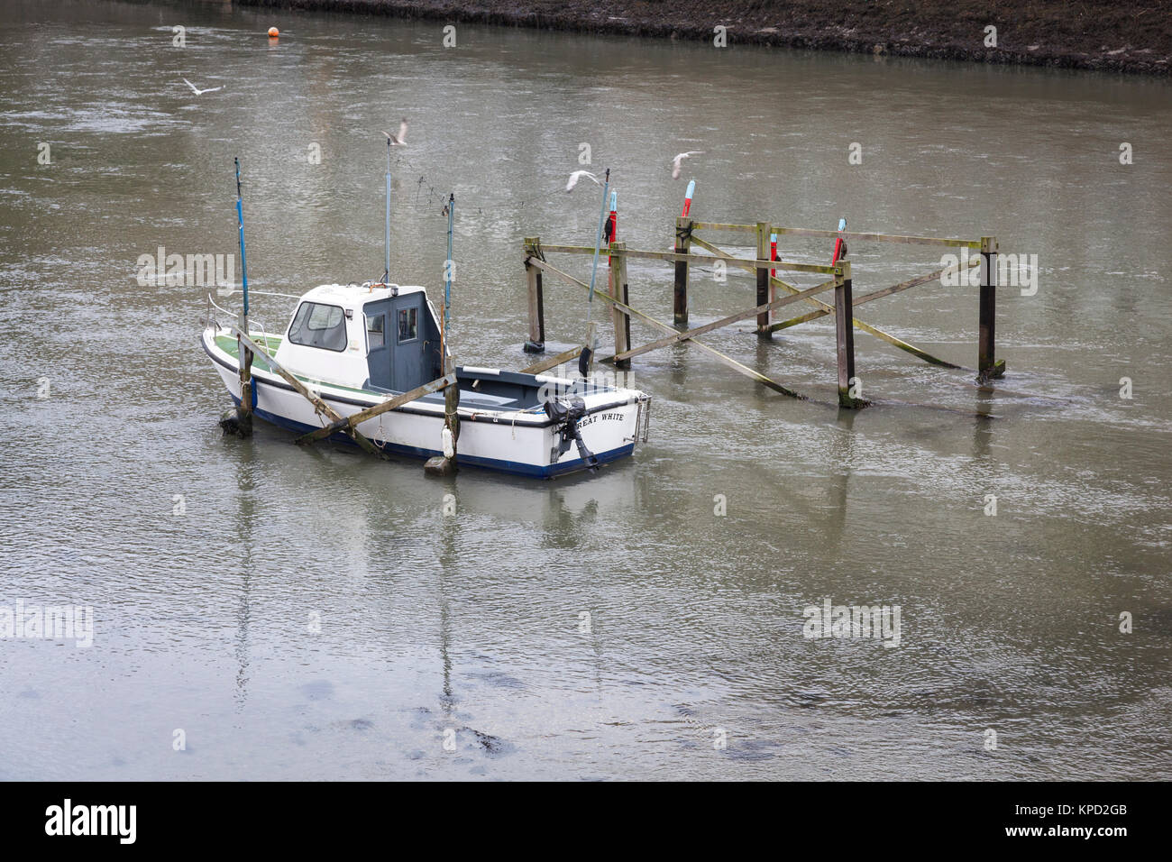 Solitary small boat hi-res stock photography and images - Alamy
