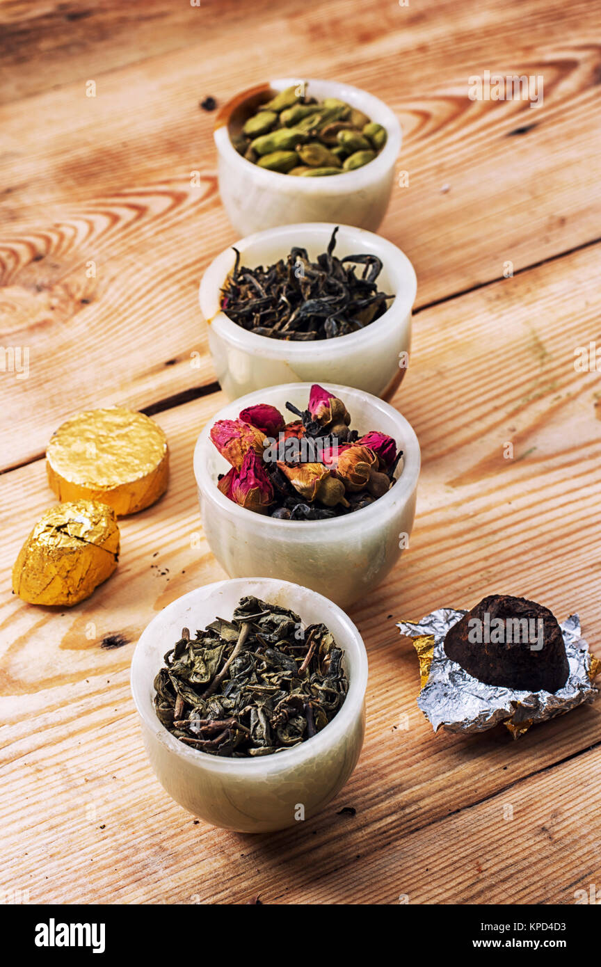 range of different varieties of tea leaves on wooden background Stock ...