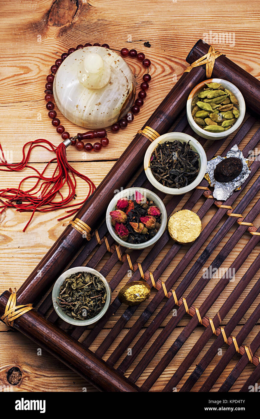 range of different varieties of tea leaves on wooden background Stock ...