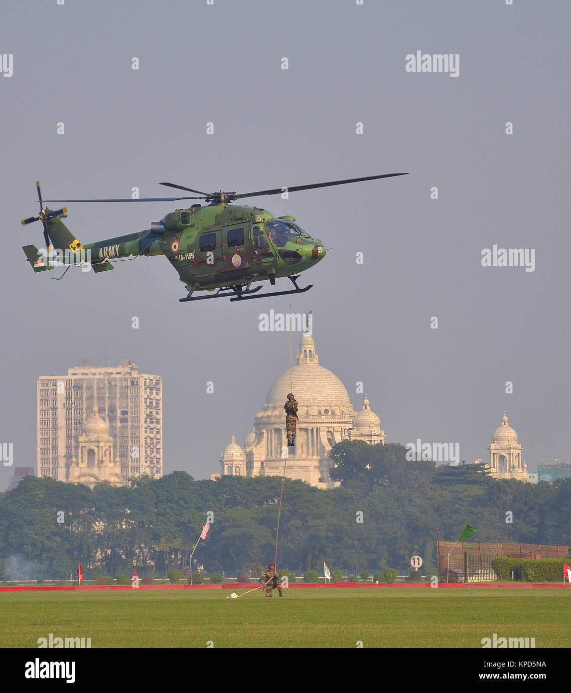 Kolkata, India. 14th Dec, 2017. The Indian army exhibits their skills ...