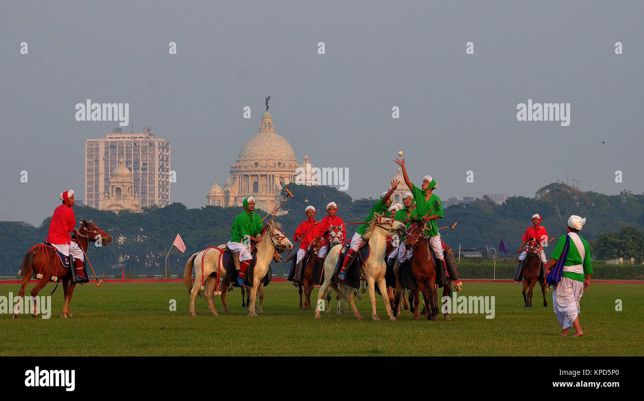 Kolkata, India. 14th Dec, 2017. The Indian army exhibits their skills ...