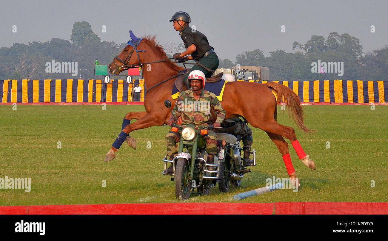 Kolkata, India. 14th Dec, 2017. The Indian army exhibits their skills ...