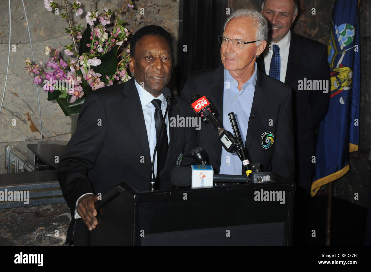 Pele cosmos and franz beckenbauer light the empire state building hi ...