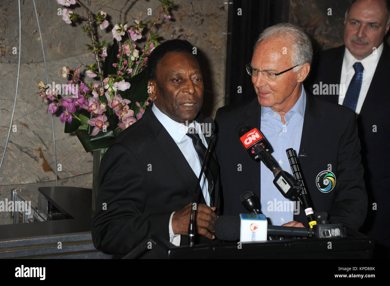 Pele cosmos and franz beckenbauer light the empire state building hi ...