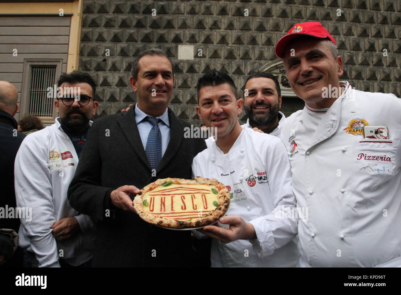 Naples free pizza in the square to celebrate Unesco Recognition After ...