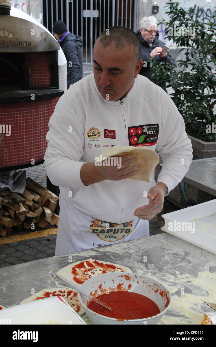 Naples free pizza in the square to celebrate Unesco Recognition After ...
