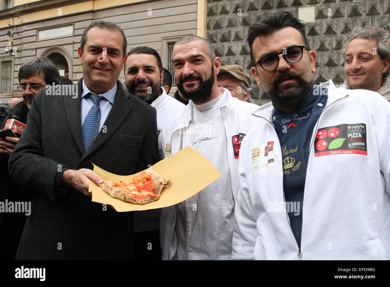 Naples free pizza in the square to celebrate Unesco Recognition After ...