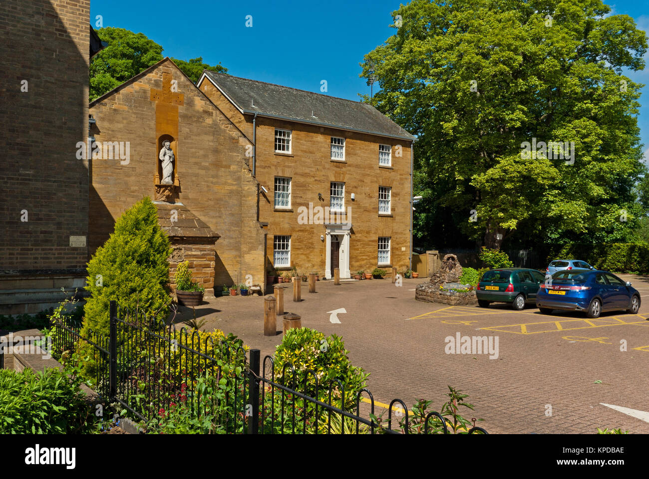 Three storey building hi-res stock photography and images - Alamy