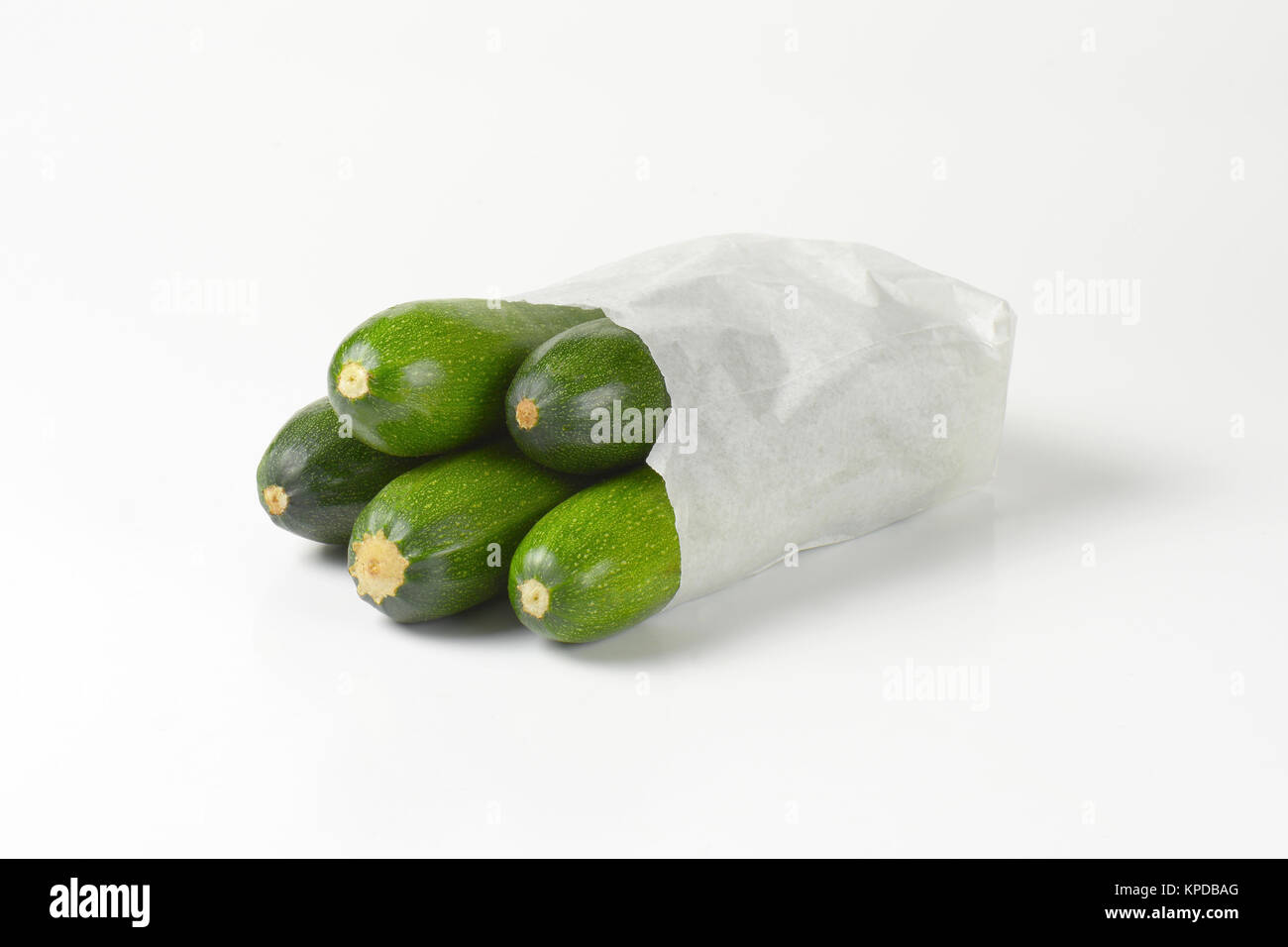 Fresh green baby courgettes hi-res stock photography and images - Alamy
