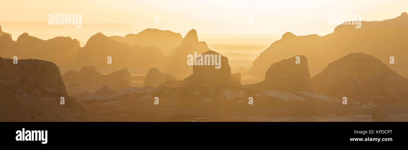 Sunrise over El Agabat in the Western Desert Stock Photo - Alamy