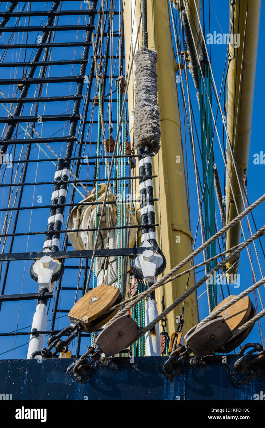 Old sailing wooden blocks rigging hi-res stock photography and images ...