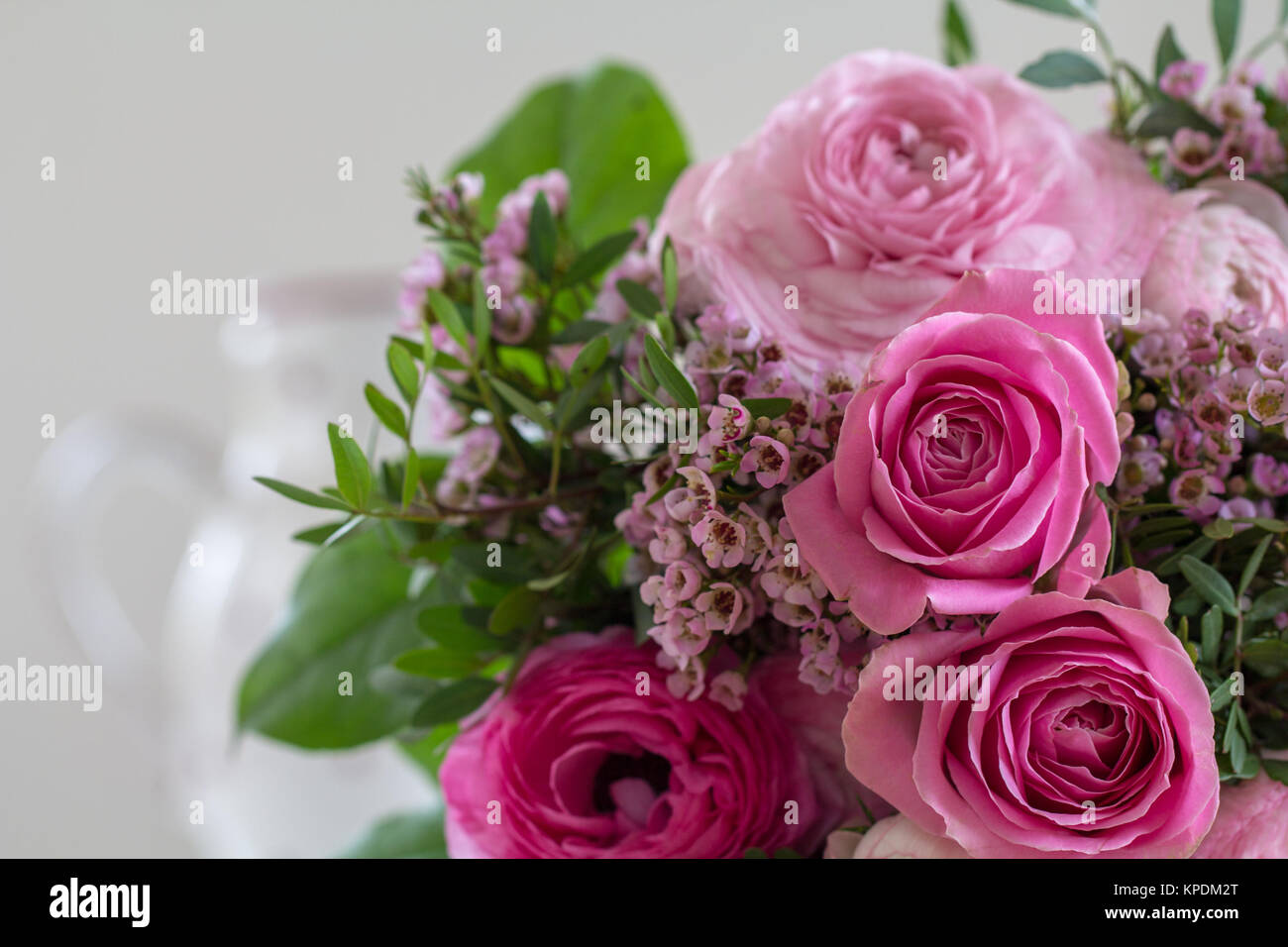 a great rose bouquet in rose tones is waiting on the table and waiting ...