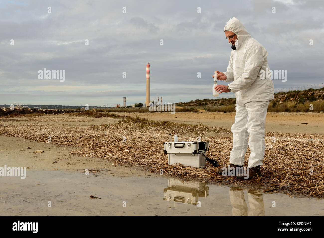 Man collecting water sample hi-res stock photography and images - Alamy