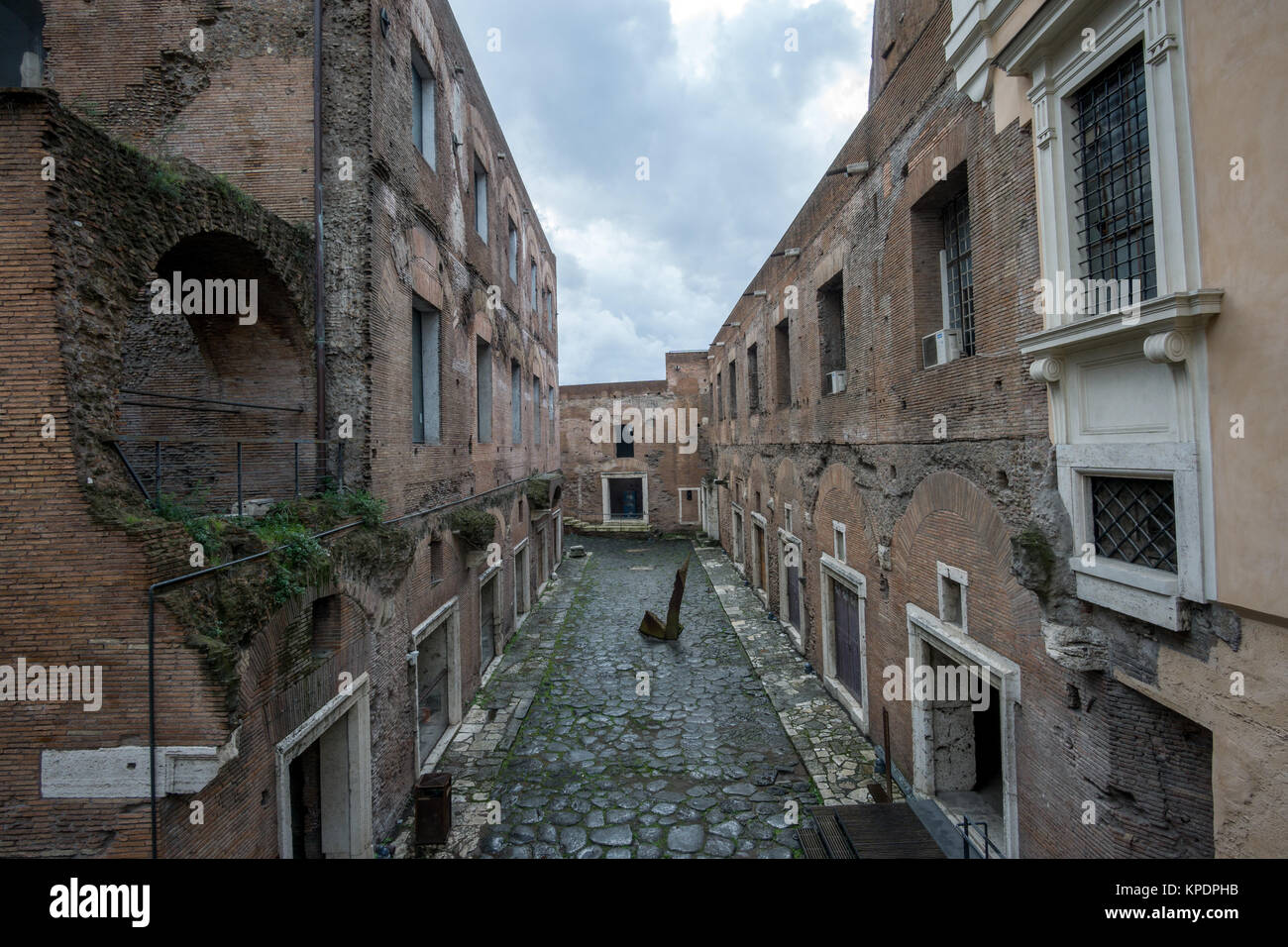 Roman alleyway streets hi-res stock photography and images - Alamy