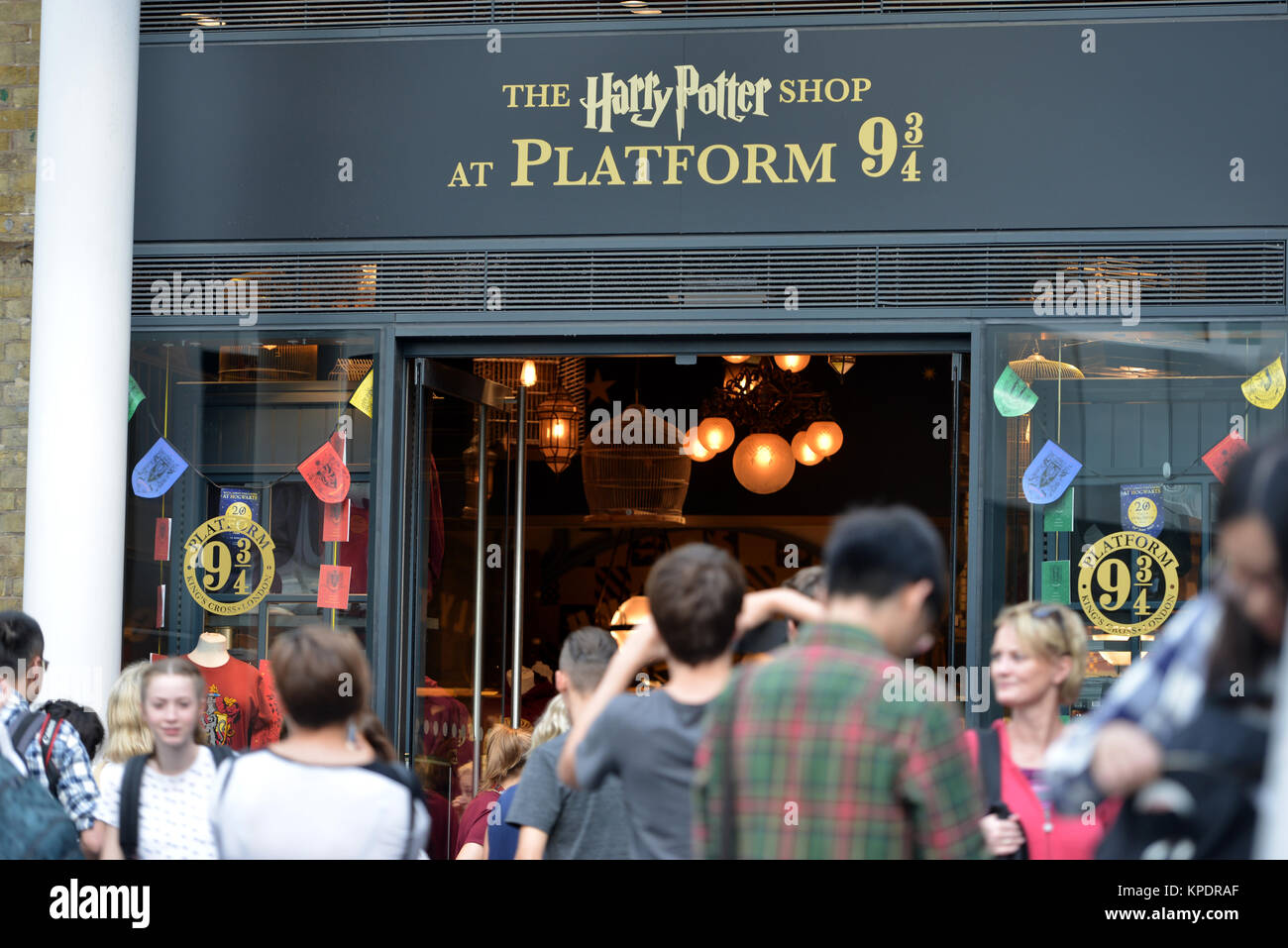 Platform 93/4 shop in Kings Cross Station, London Stock Photo - Alamy