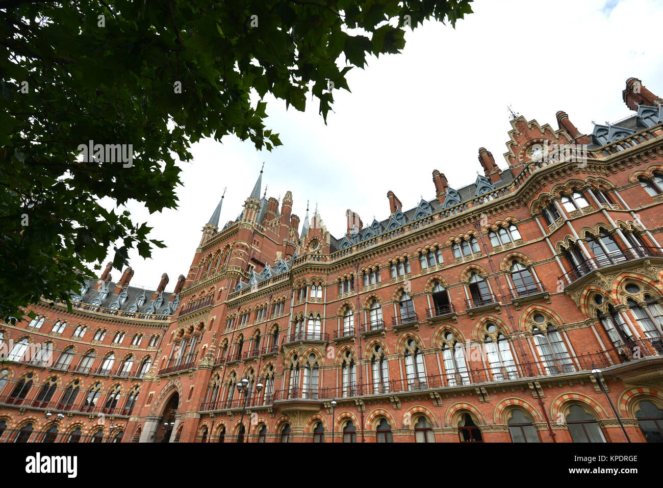 Victorian train station uk hi-res stock photography and images - Alamy