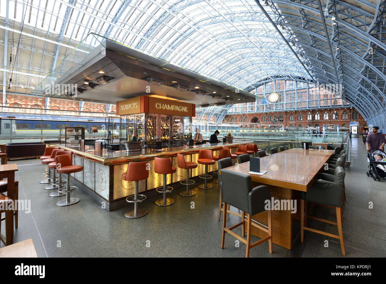 Inside st pancras railway hi-res stock photography and images - Alamy