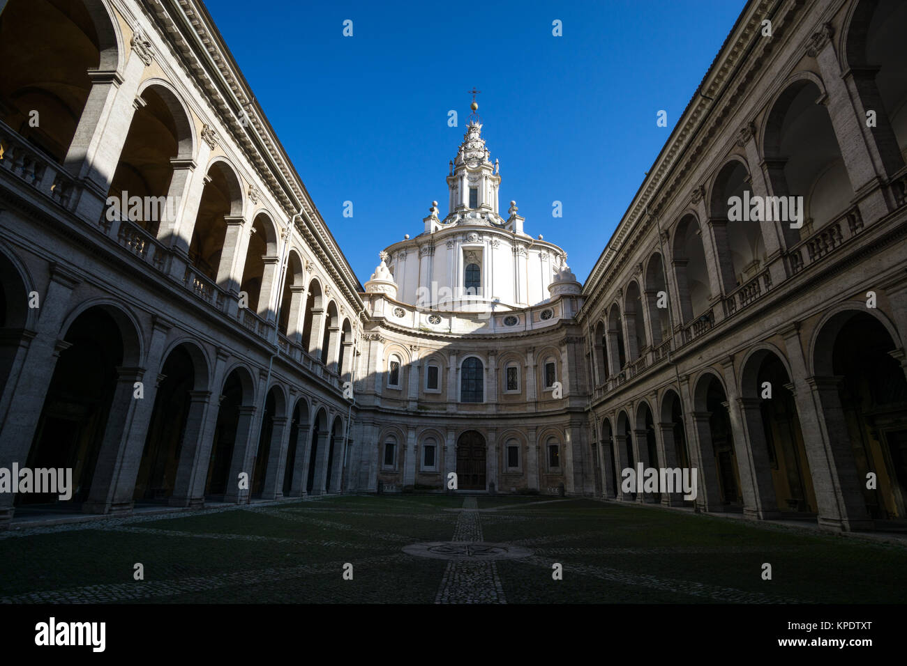 Roman home courtyard hi-res stock photography and images - Alamy