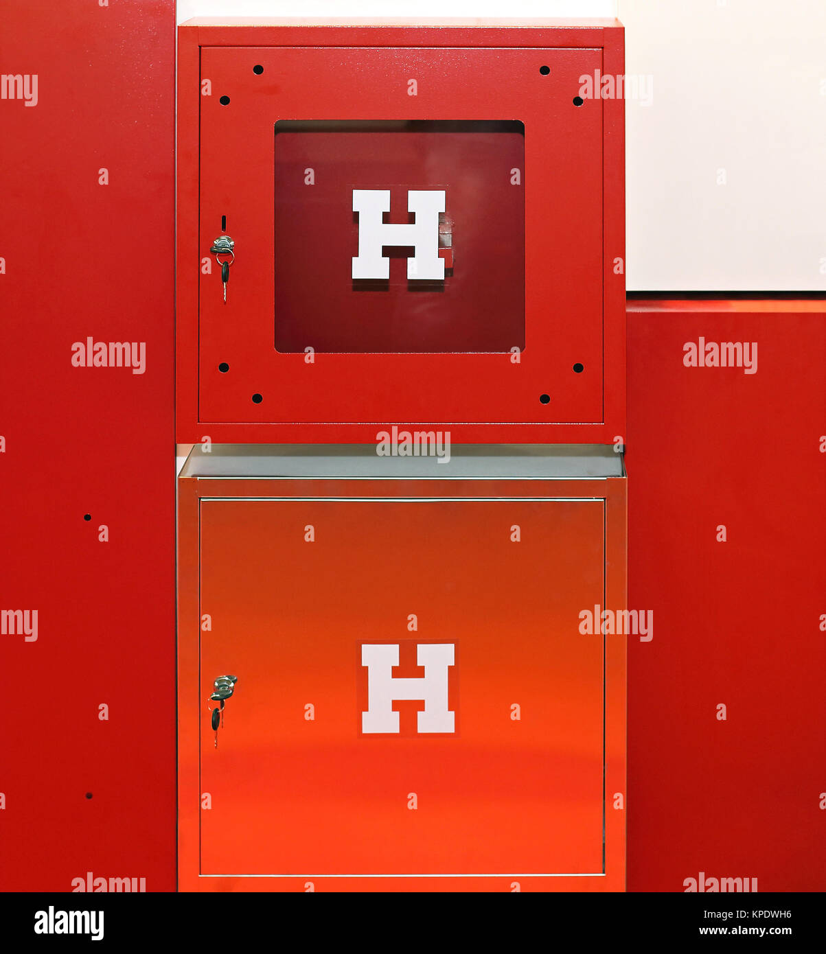 Red fire hose box hi-res stock photography and images - Alamy