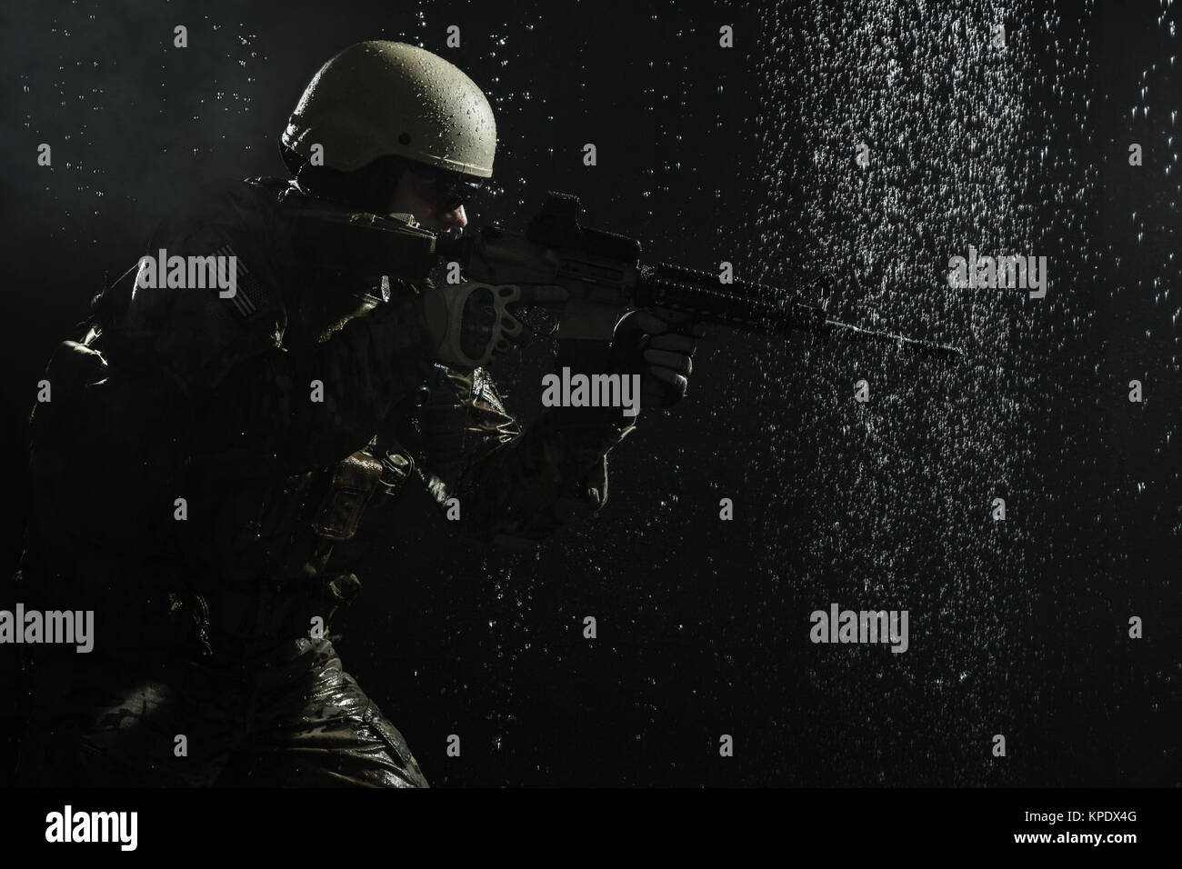 US Army soldier in the rain Stock Photo - Alamy
